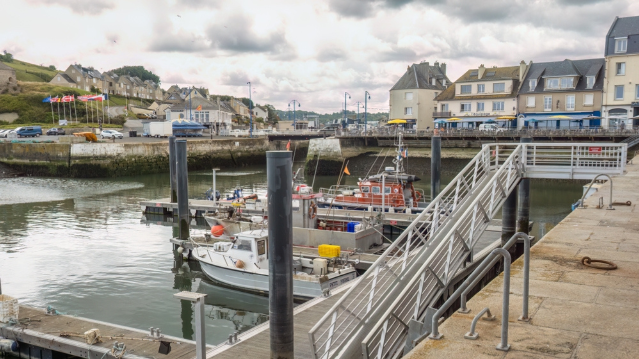 16 small harbor towns tourists miss in popular coastal regions