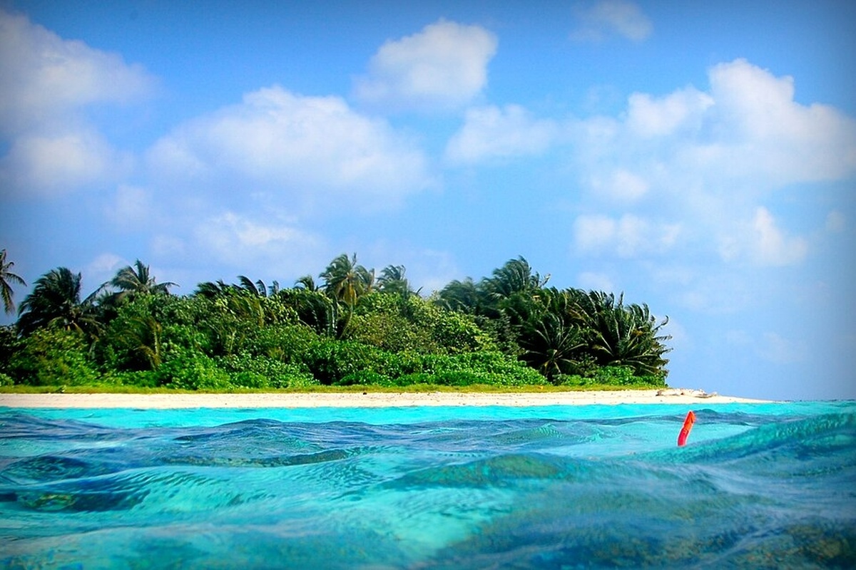 Maldives underwater cave accident update: Rescue diver dies as search ...