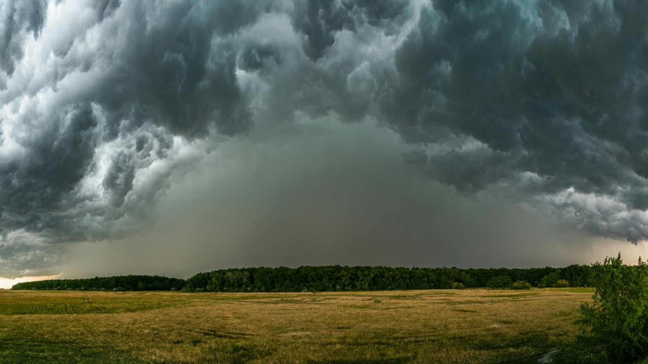 Severe thunderstorms with large hail and tornadoes target the central ...