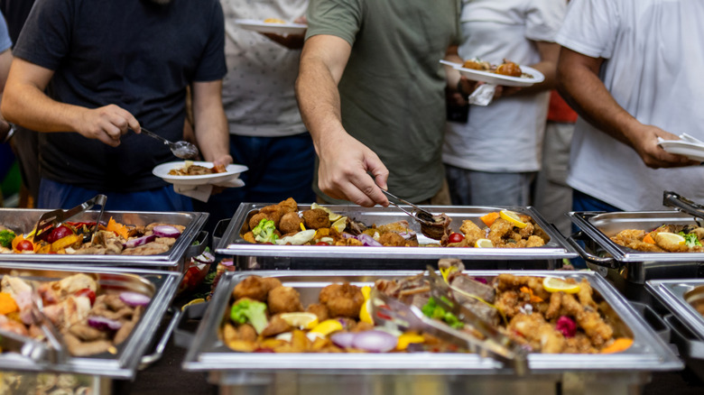18 mildly annoying things about eating at buffets