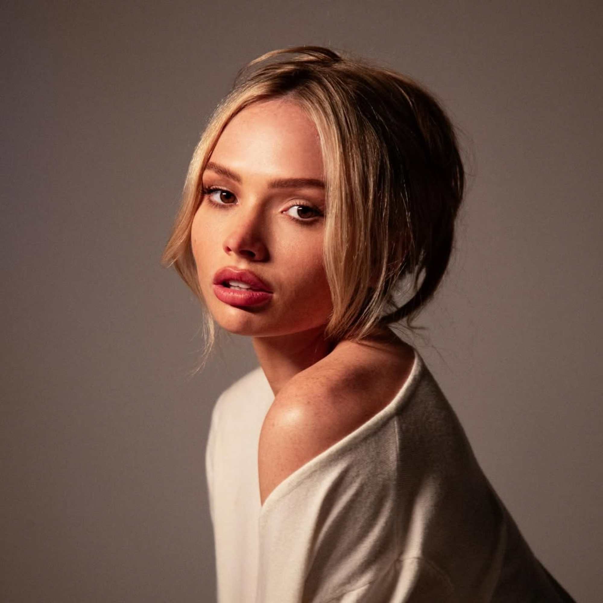 Meet Natalie Alyn Lind, who plays Carter’s friend Oreana in Paramount+ ...
