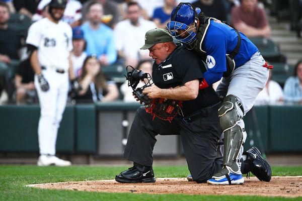 Umpire leaves Cubs-White Sox game after being struck by ball