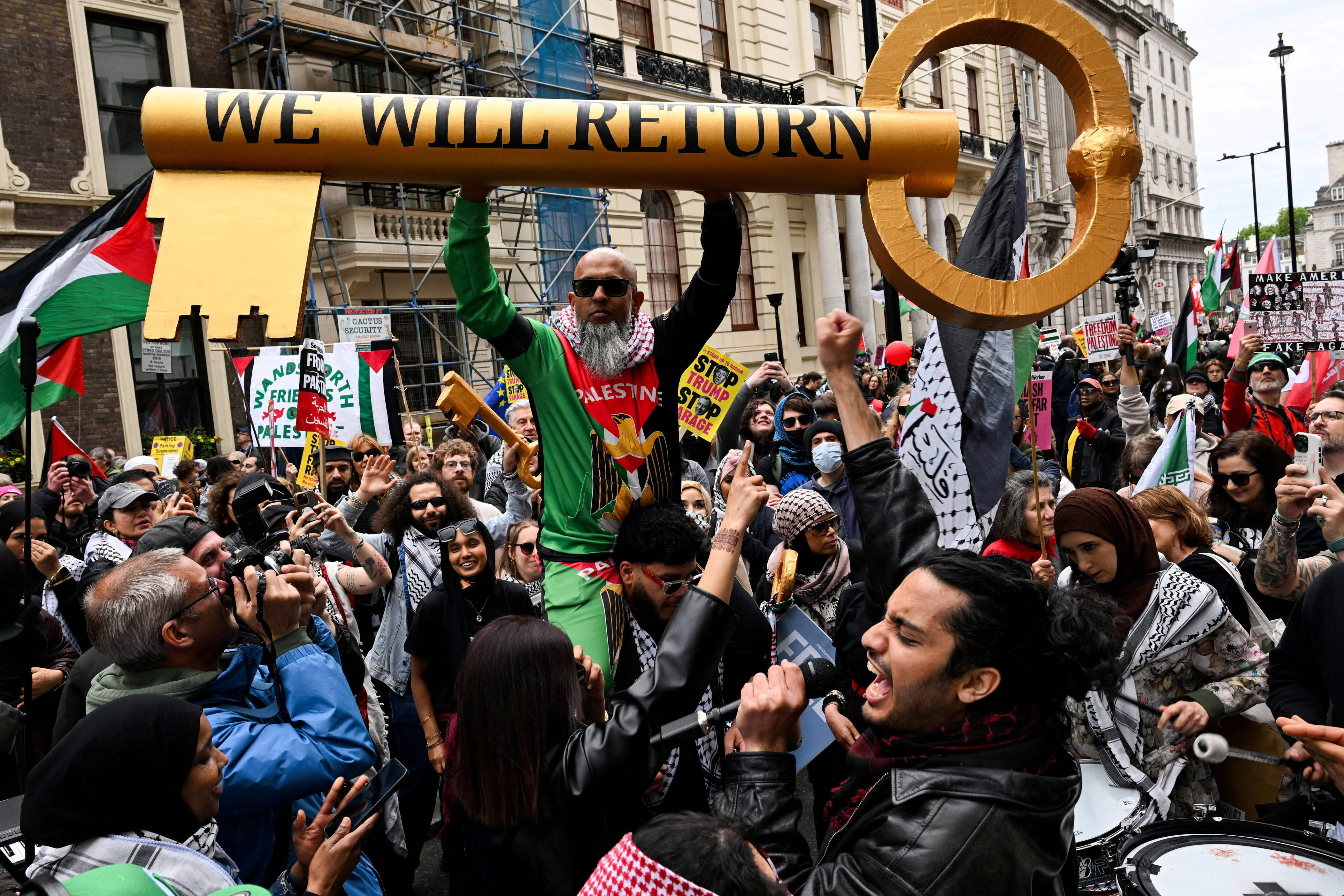 Tens of thousands march in London in separate immigration, pro ...