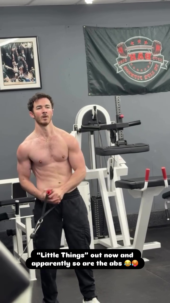 Kevin Jonas shows off shocking shredded physique in gym video