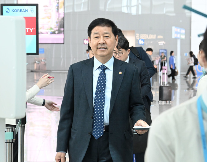 Finance chief departs for G7 meeting