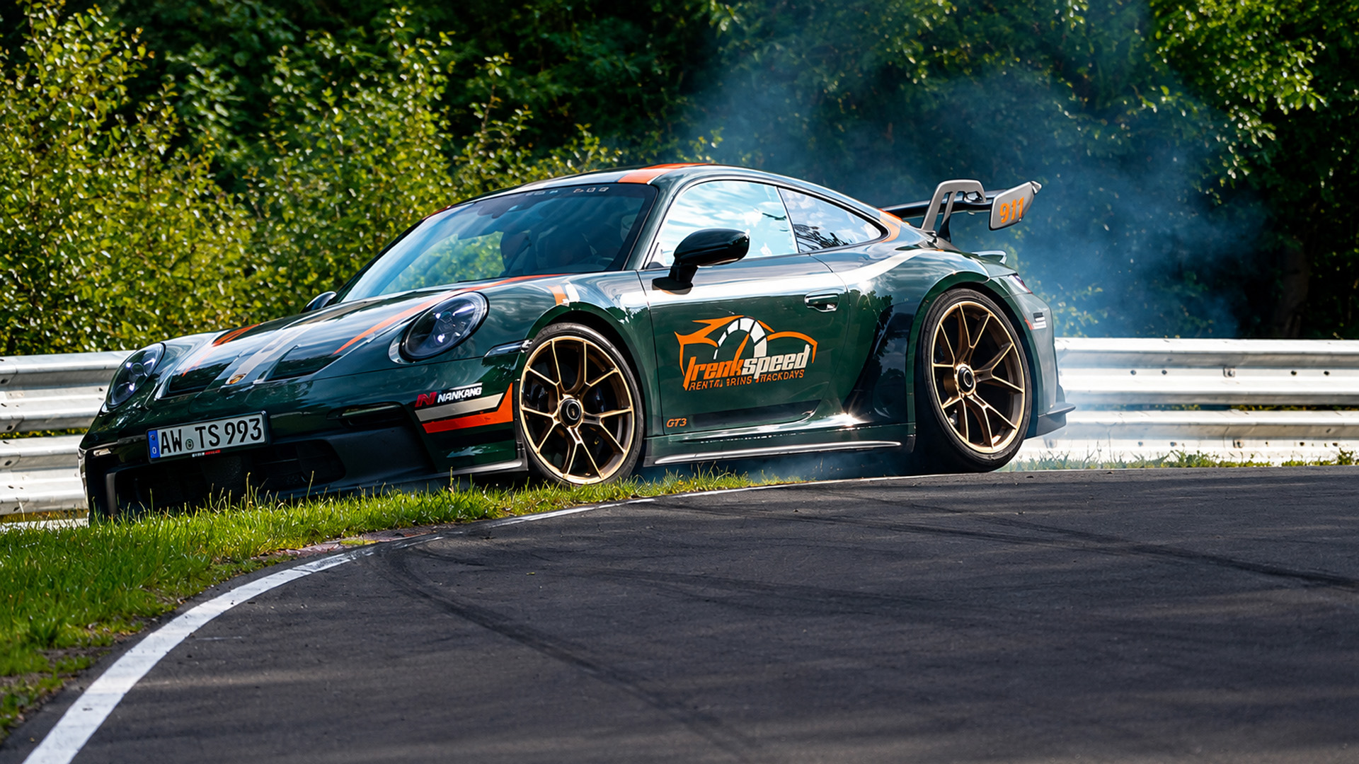 Porsche GT3 runs out of track and nearly crashes