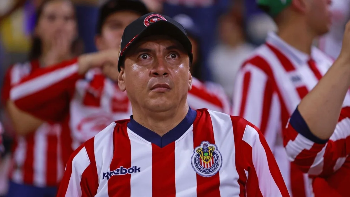 Detienen a aficionados de Chivas por agredir a jugadores de Cruz Azul ...
