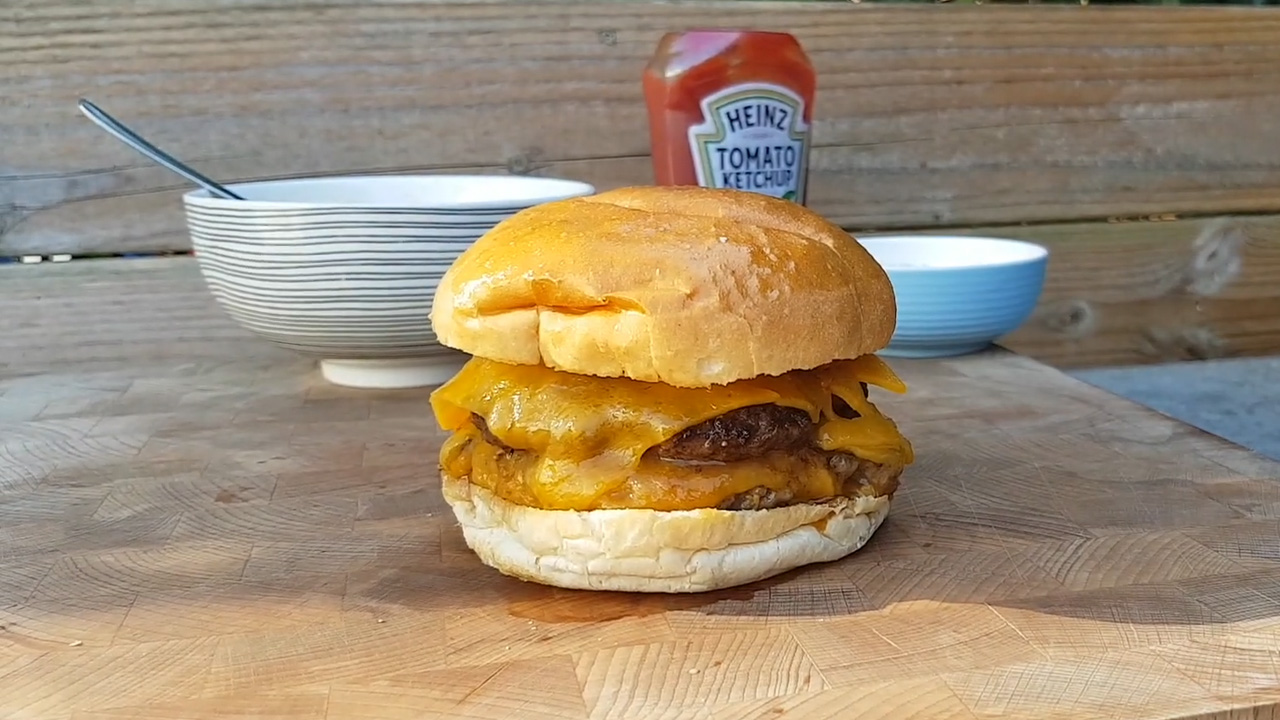 Perfect aangedrukte smashburgers met gesmolten kaas en saus