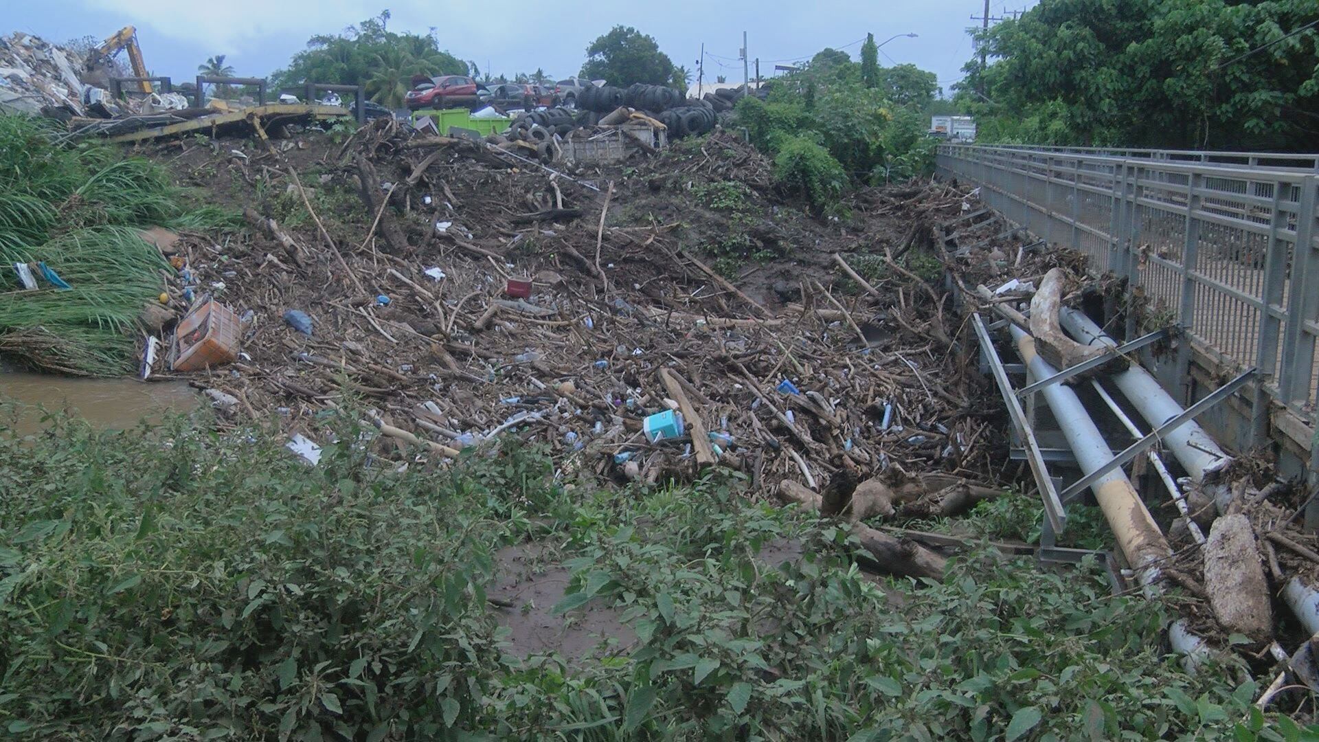 Waiawa Stream overflows again, flooding Pearl City homes and ...