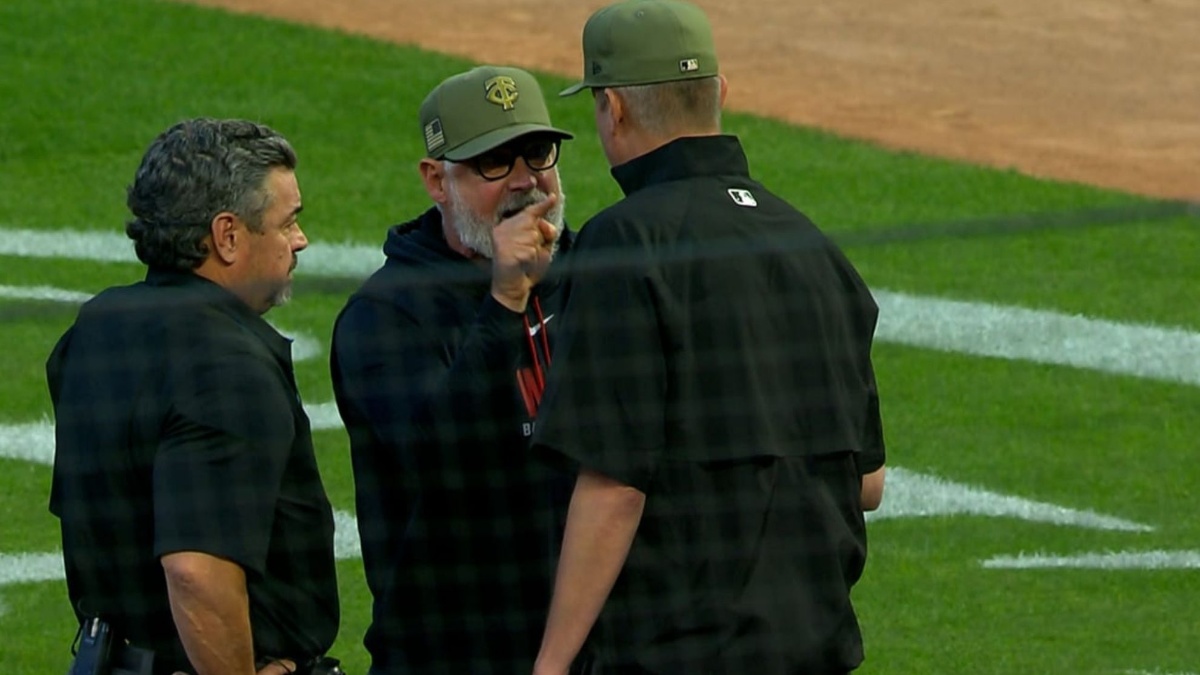 MLB: Twins manager loses his cool, gets tossed after wild obstruction call