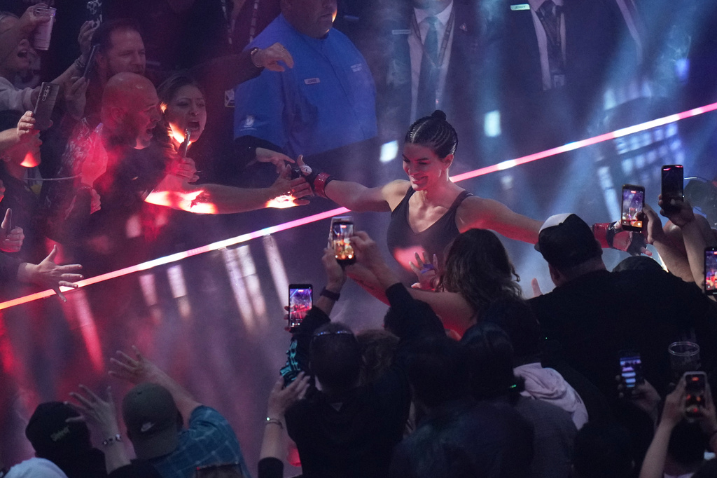Ronda Rousey stops Gina Carano with an armbar 17 seconds into their ...