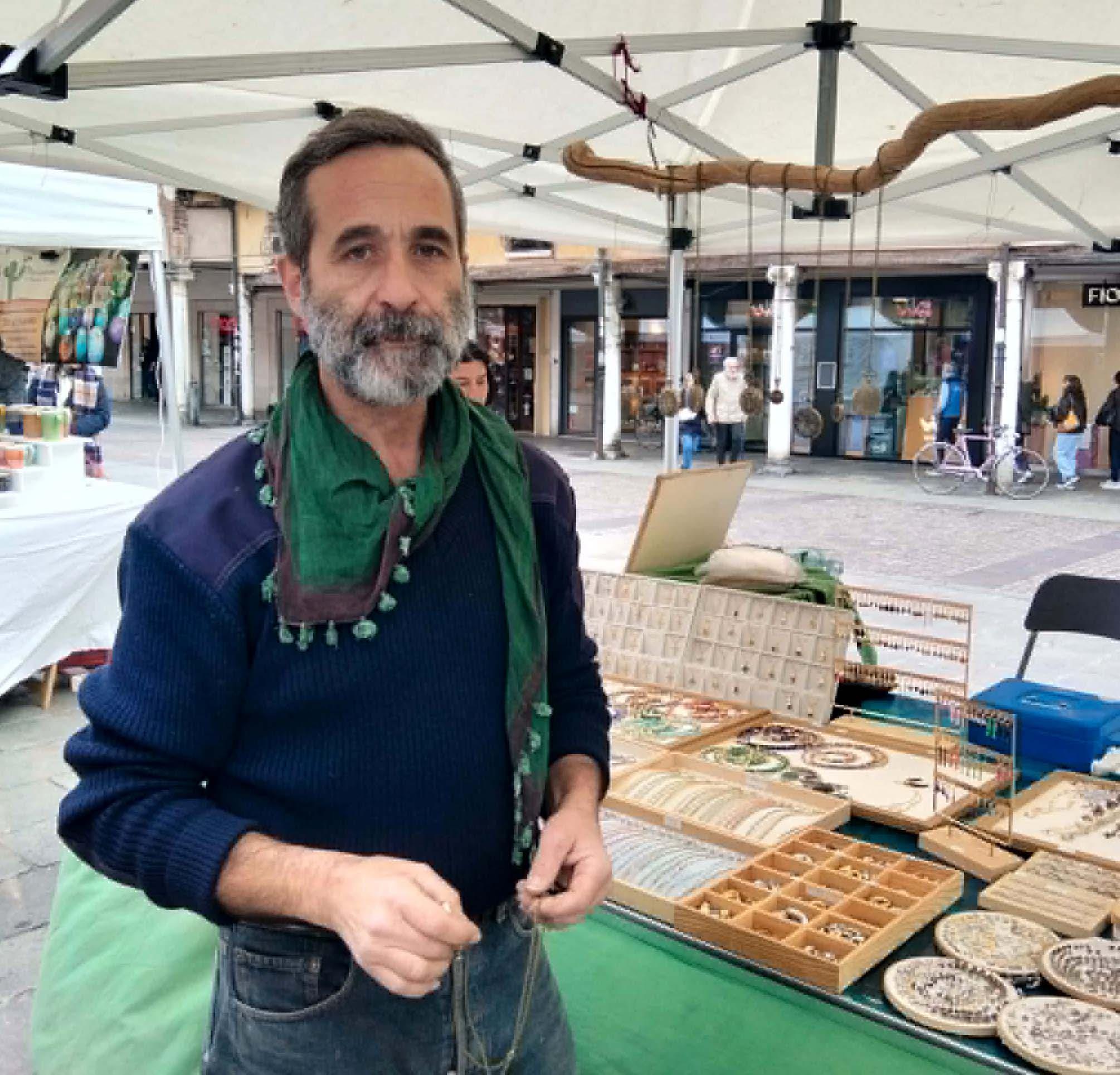 Vandali e bivacchi nella notte. Presi di mira i banchi del mercato: "Le ...