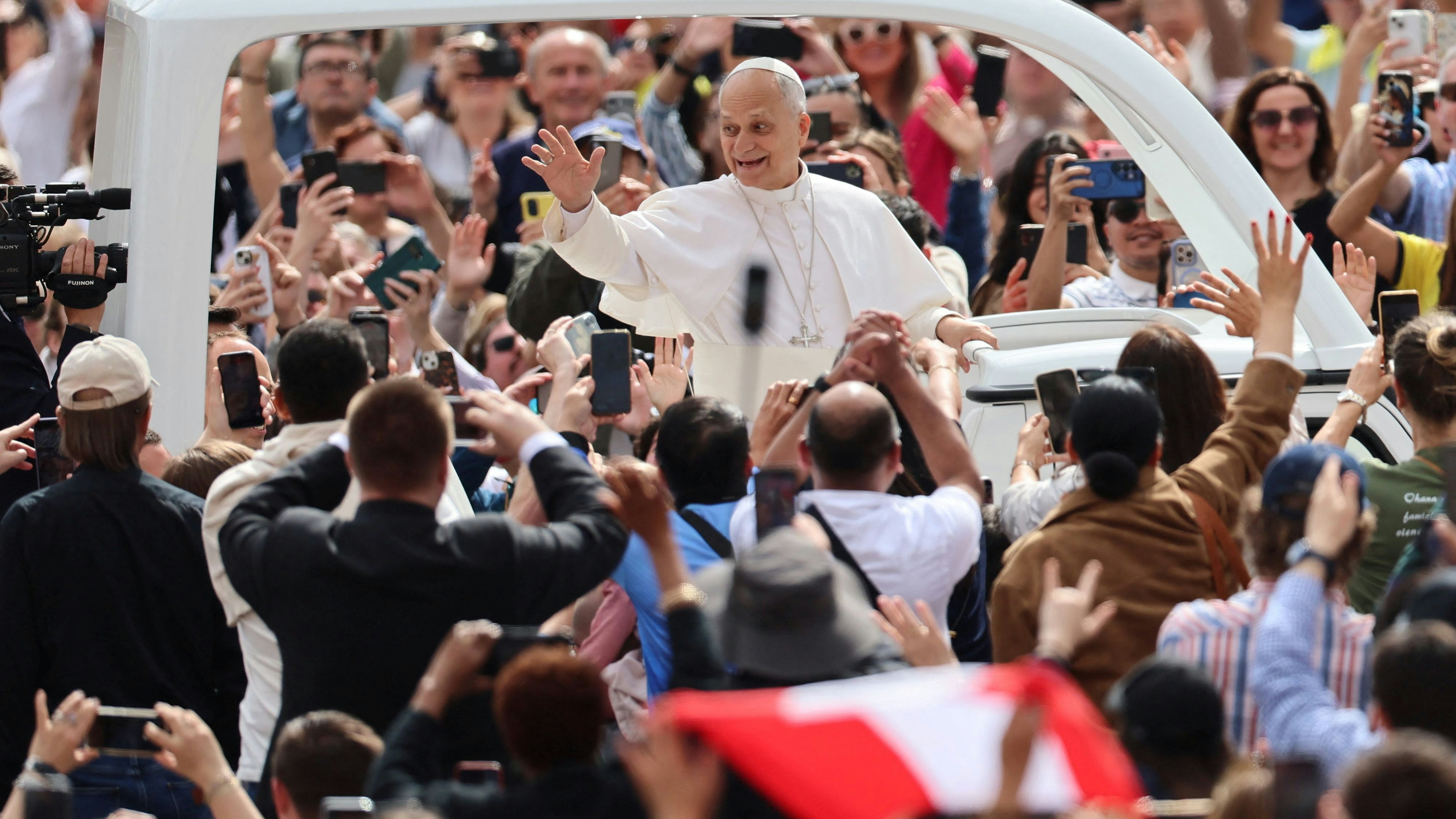 Papst Leo macht "6-7" – und das Internet explodiert