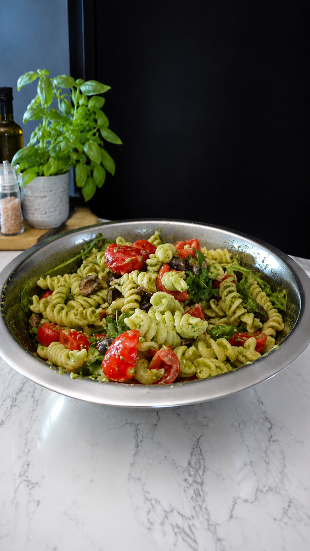 15-Minuten vegane Nudelsalat mit frischem Pesto