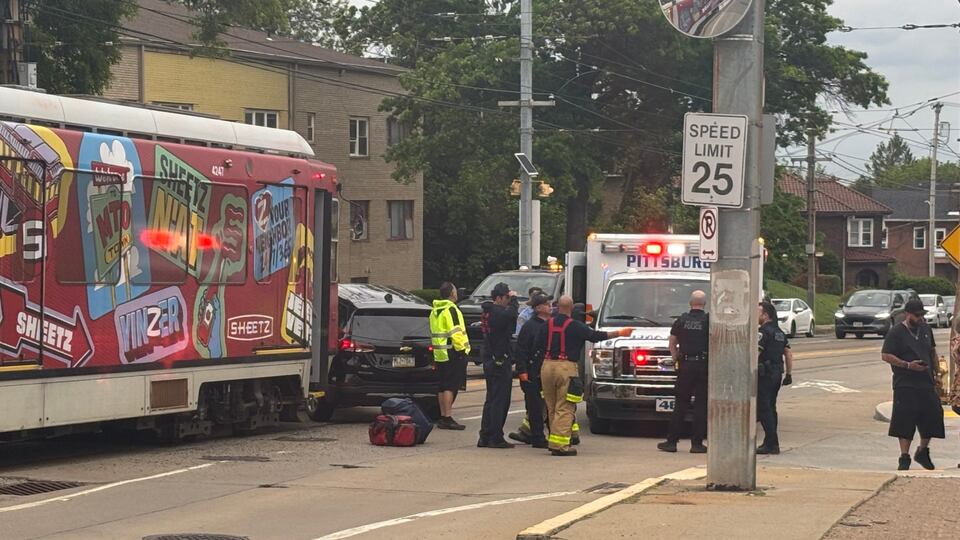 Multiple people injured after trolley, vehicle crash in Pittsburgh