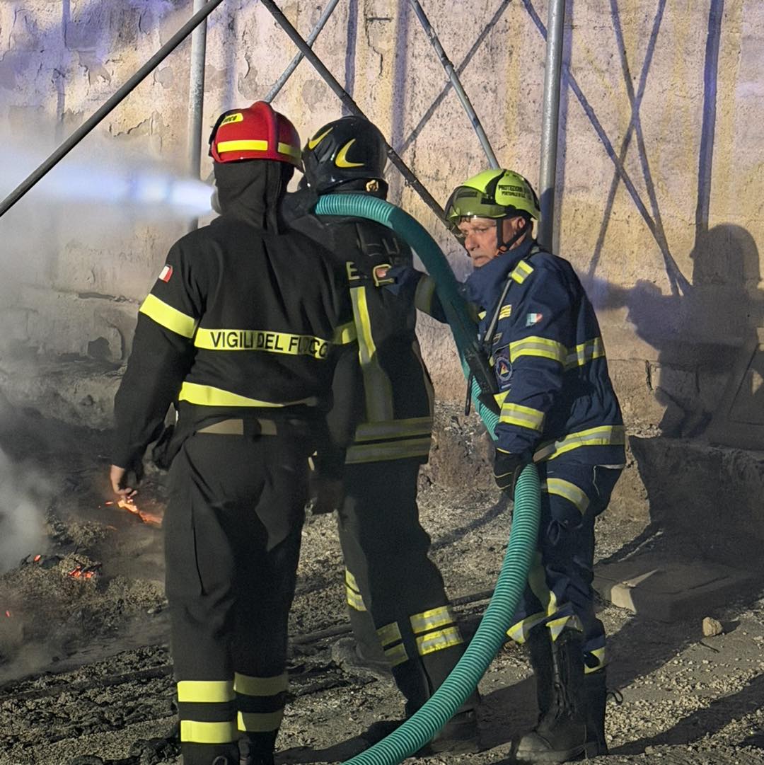 Vasto rogo devasta un'impresa d'imballaggio a Pachino: l'ombra del ...