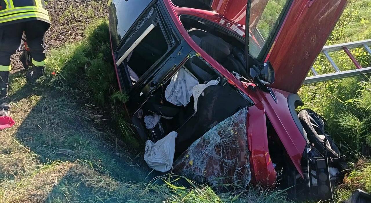 Auto si ribalta nel canale sulla Monselice Mare e centra un ponticello ...
