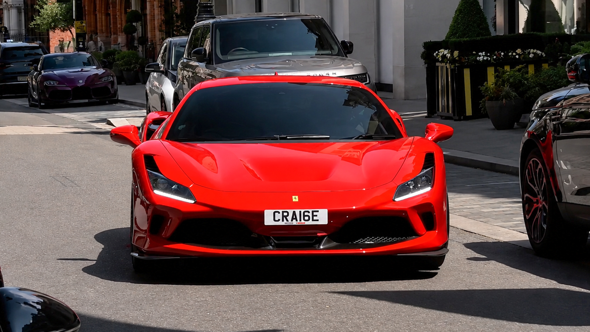 Rode Ferrari F8 Tributo op pad met een miljonair als bestuurder