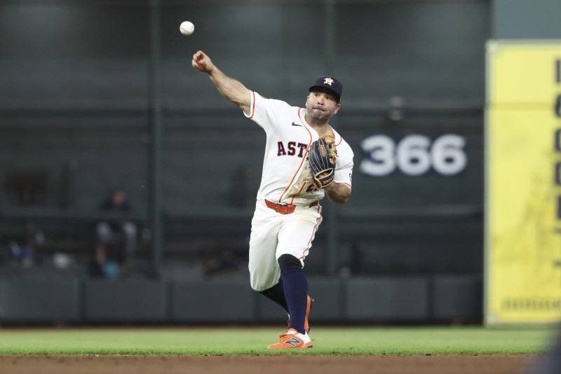 Astros' Jose Altuve to undergo imaging after exiting with side injury