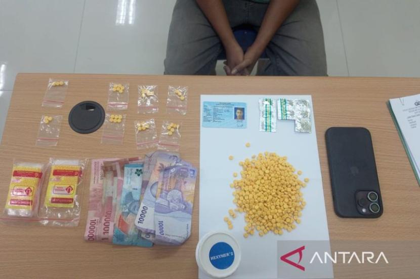 Polisi Bekasi bongkar peredaran obat ilegal di Perumahan Pondok Ungu