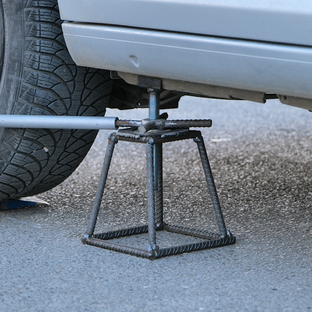 This DIY jack stand is next-level 🔩