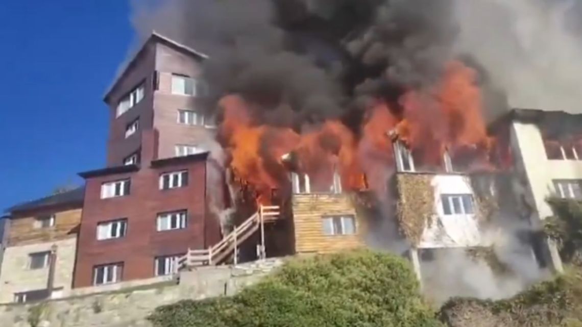 Incendio en Bariloche: se prendió fuego el histórico Hotel Huemul ...