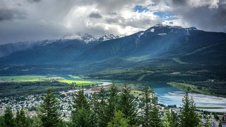 Canada's sparkling lake in British Columbia has mountain views, camping ...