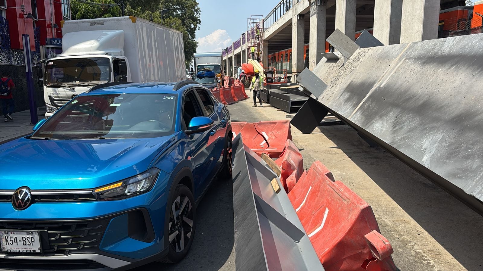Viga de Calzada Flotante de Tlalpan cae sobre arroyo vehicular; no se ...