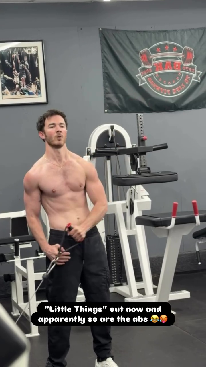 Kevin Jonas shows off shocking shredded physique in gym video