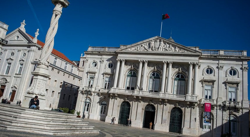 Câmara de Lisboa hasteia bandeira LGBTQIA+ na Praça do Município