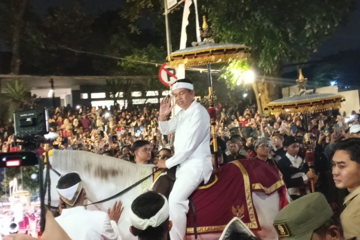 Kirab Mahkota Binokasih berlangsung meriah, Dedi Mulyadi naik kuda putih