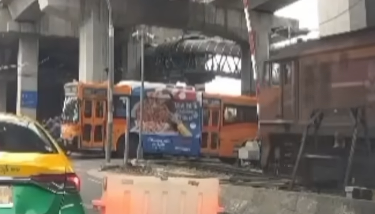 Kereta api tabrak bus di Bangkok Thailand: delapan orang meninggal, 35 ...