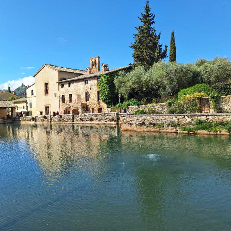 Ti porto a Bagno Vignoni, l’imperdibile borgo toscano che al posto di ...