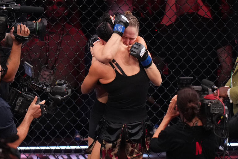 Ronda Rousey stops Gina Carano with an armbar 17 seconds into their ...