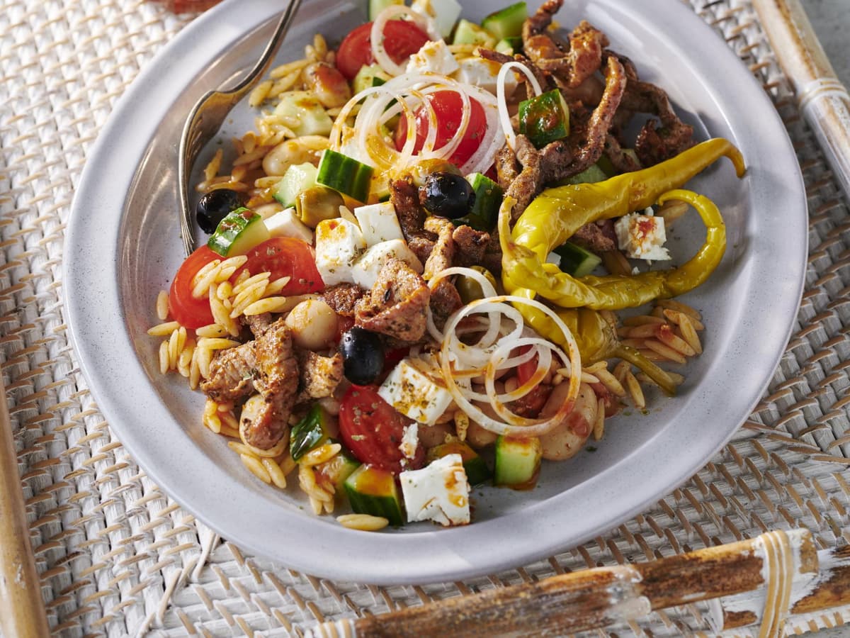 Gyros-Salat mit Kritharaki-Nudeln: Urlaubsfeeling auf dem Teller
