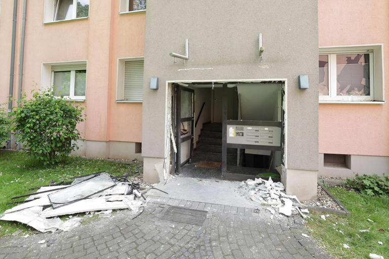 Explosion an Wohnhaus - Ermittlungen in alle Richtungen