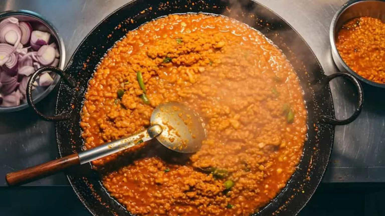 Easy kitchen tricks to reduce excess oil in everyday cooking