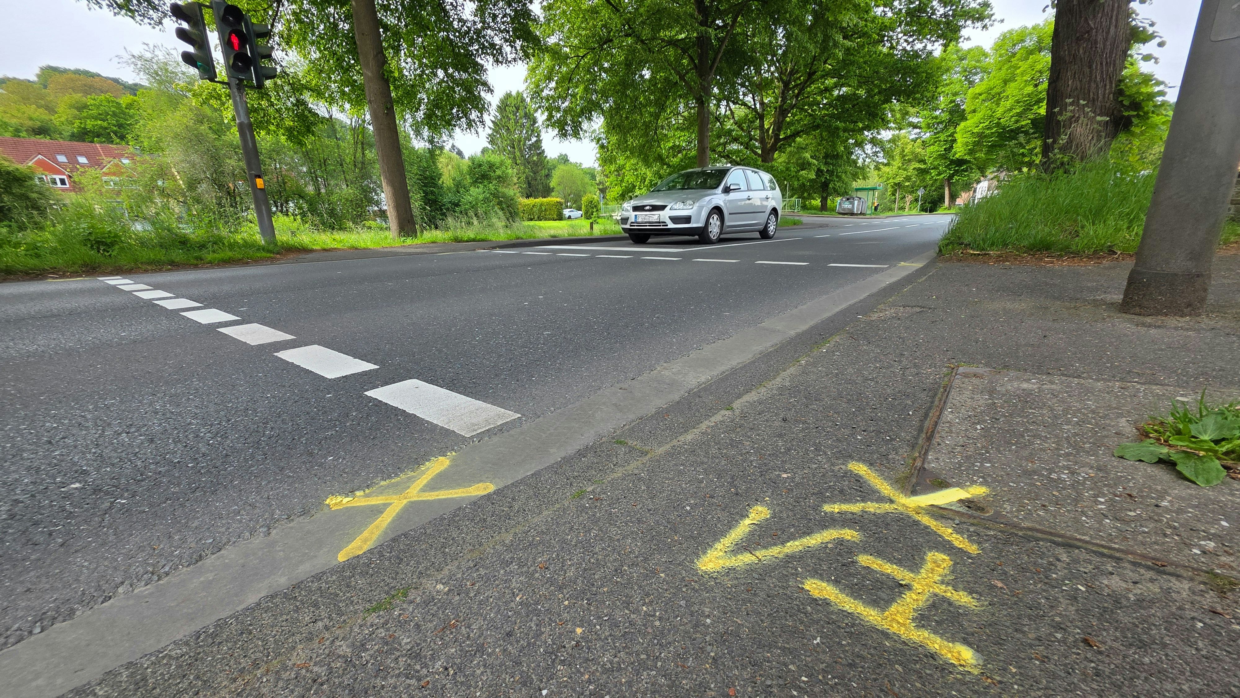 Polizei ermittelt: 83-Jähriger fährt bei Rot über Ampel und verletzt ...