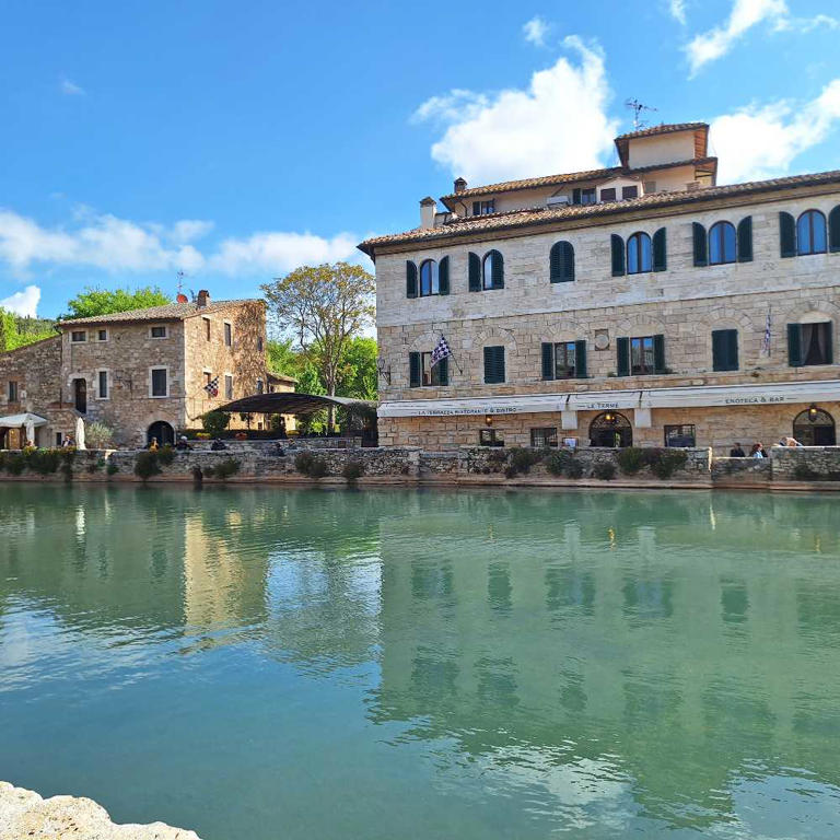Ti porto a Bagno Vignoni, l’imperdibile borgo toscano che al posto di ...