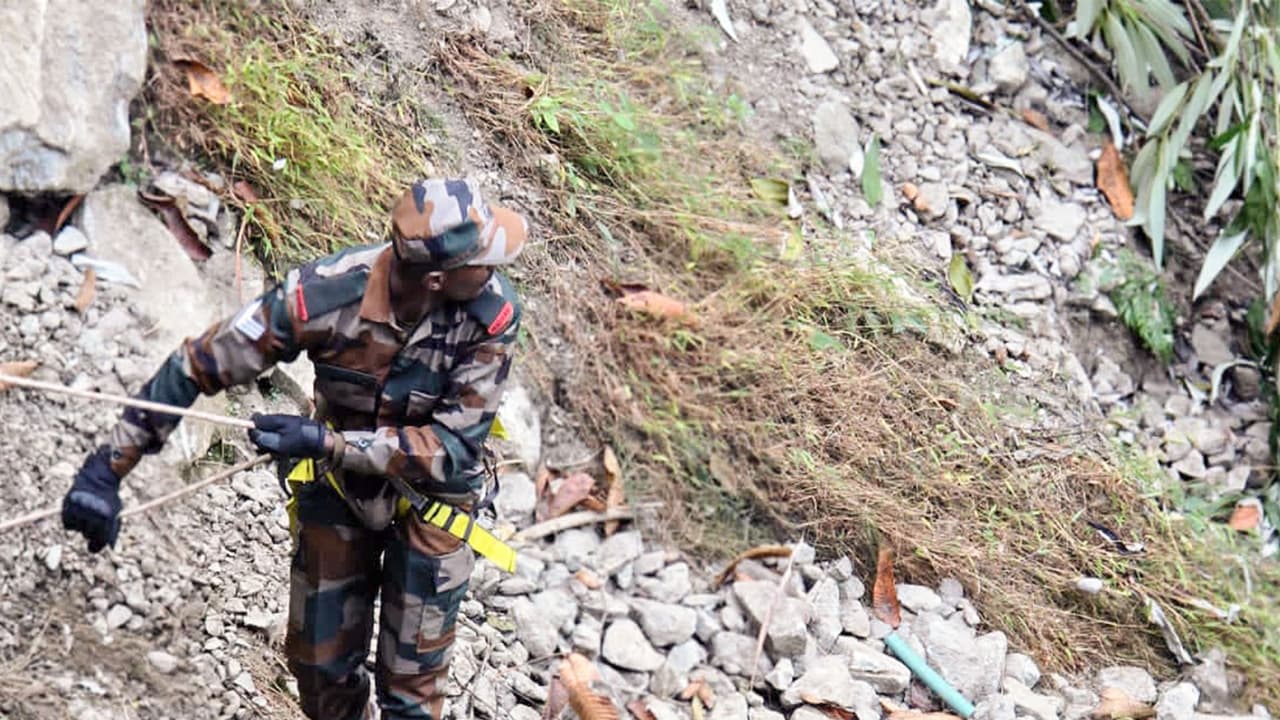 J&K: Driver dies despite Army's swift rescue after truck accident