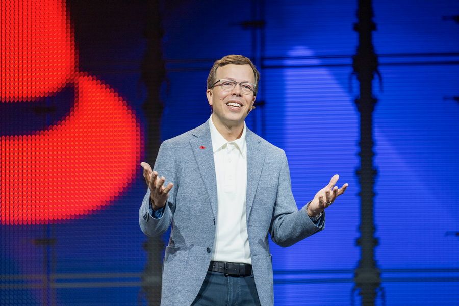 Matt Hicks tekankan fleksibilitas, hybrid cloud dan AI production