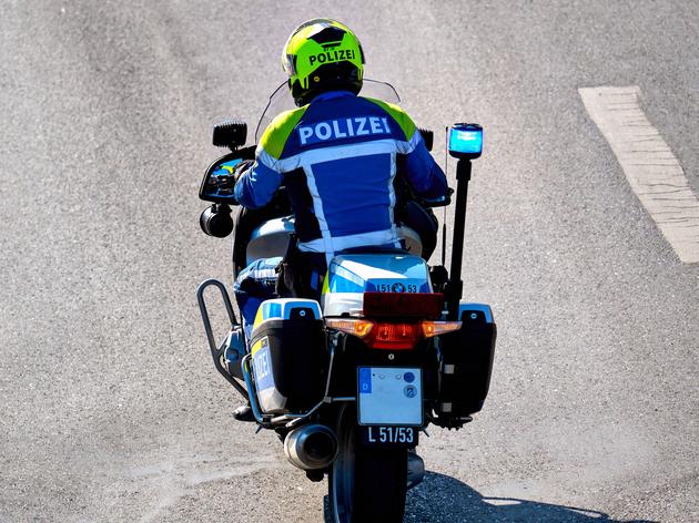Polizist kracht mit Motorrad in Heck von Raser – weil dieser abprubt ...