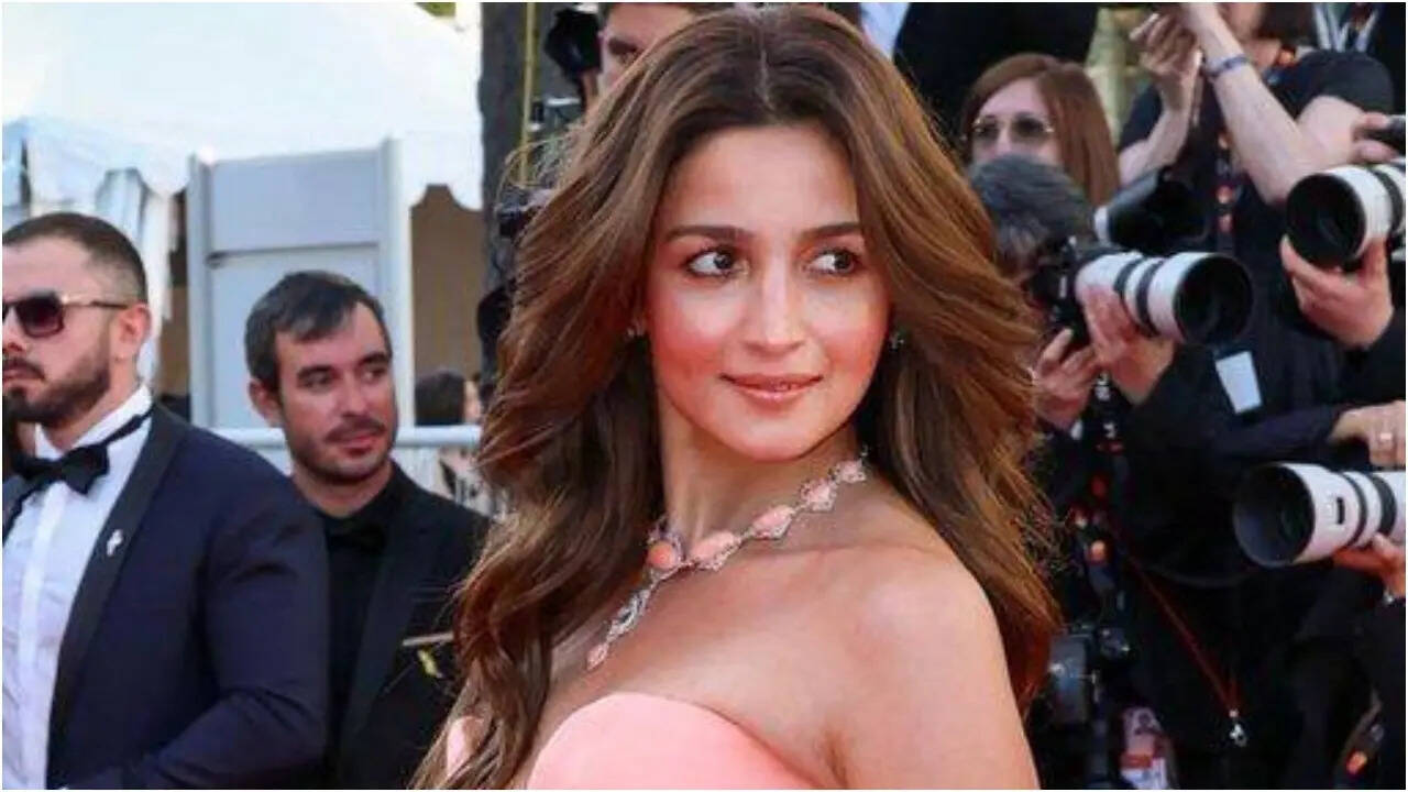 Waving, blowing kisses to her own team: Shobhaa De calls out Alia Bhatt ...