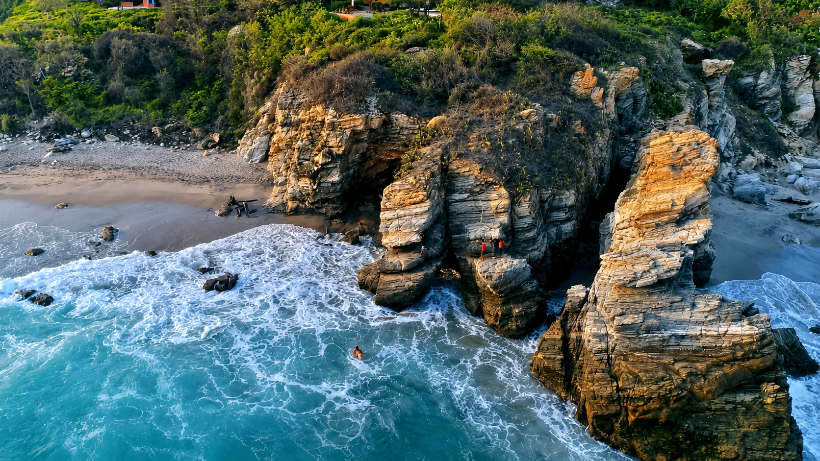Olas gigantes rompiendo contra la costa rocosa de Zicatela