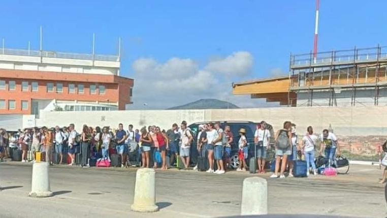 Aeroporto di Alghero, bus troppo pieni: l'Orsa chiede corse aggiuntive