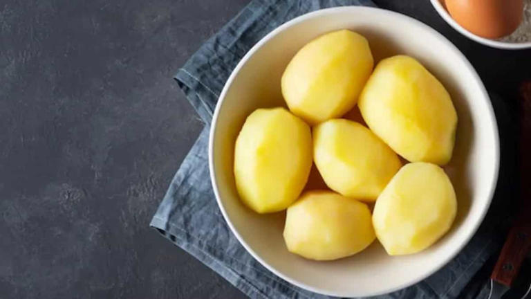 Easy kitchen tricks to reduce excess oil in everyday cooking