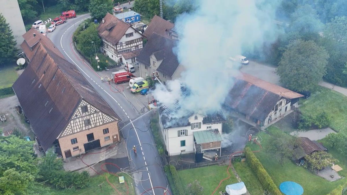 Wohnhaus steht in Flammen – eine Person hospitalisiert