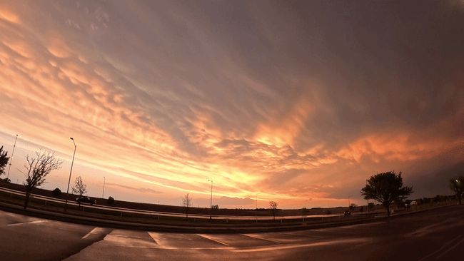 'Beautiful' mammatus sunset dazzles in Kansas sky