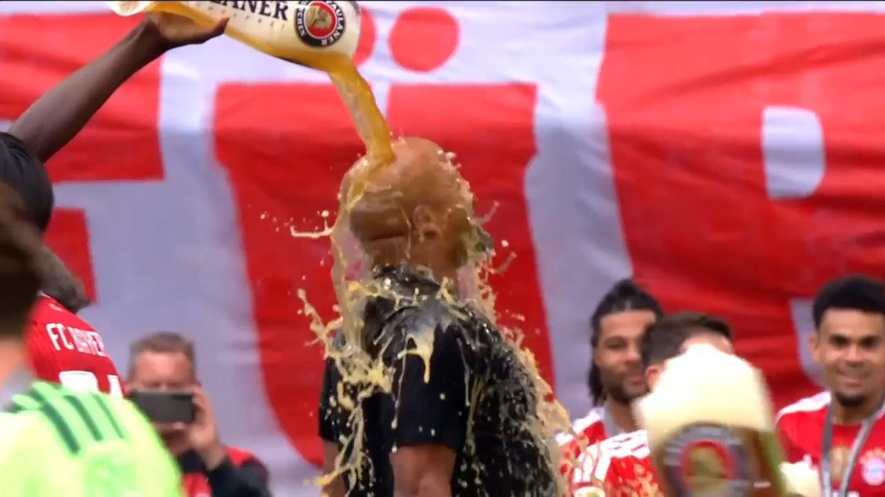 Moment: Bayern beer festival! Kane and Kompany soaked in title celebrations