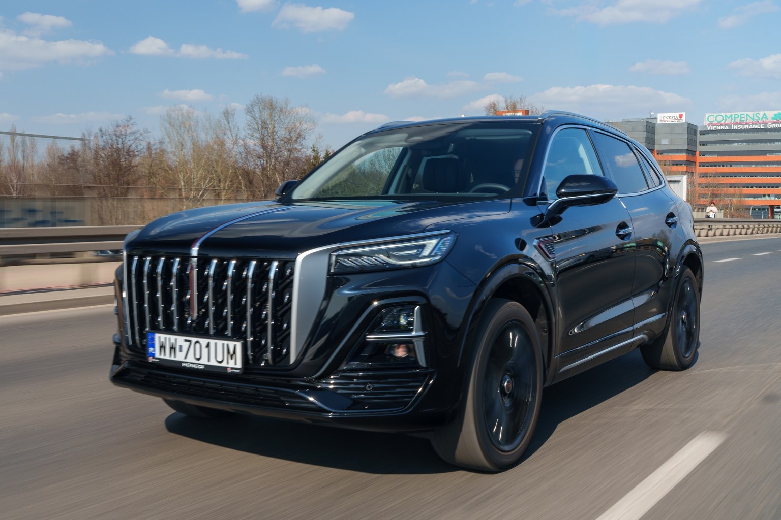 Hongqi HS5 ma paszczę chińskiego smoka i pali jak smok, ale ma też atuty